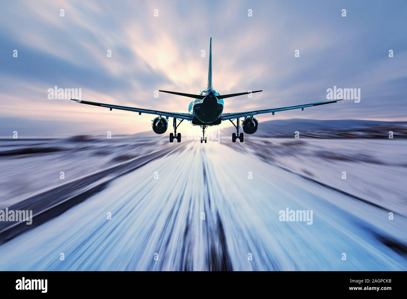 Landing passenger plane highway hi-res stock photography and images - Alamy