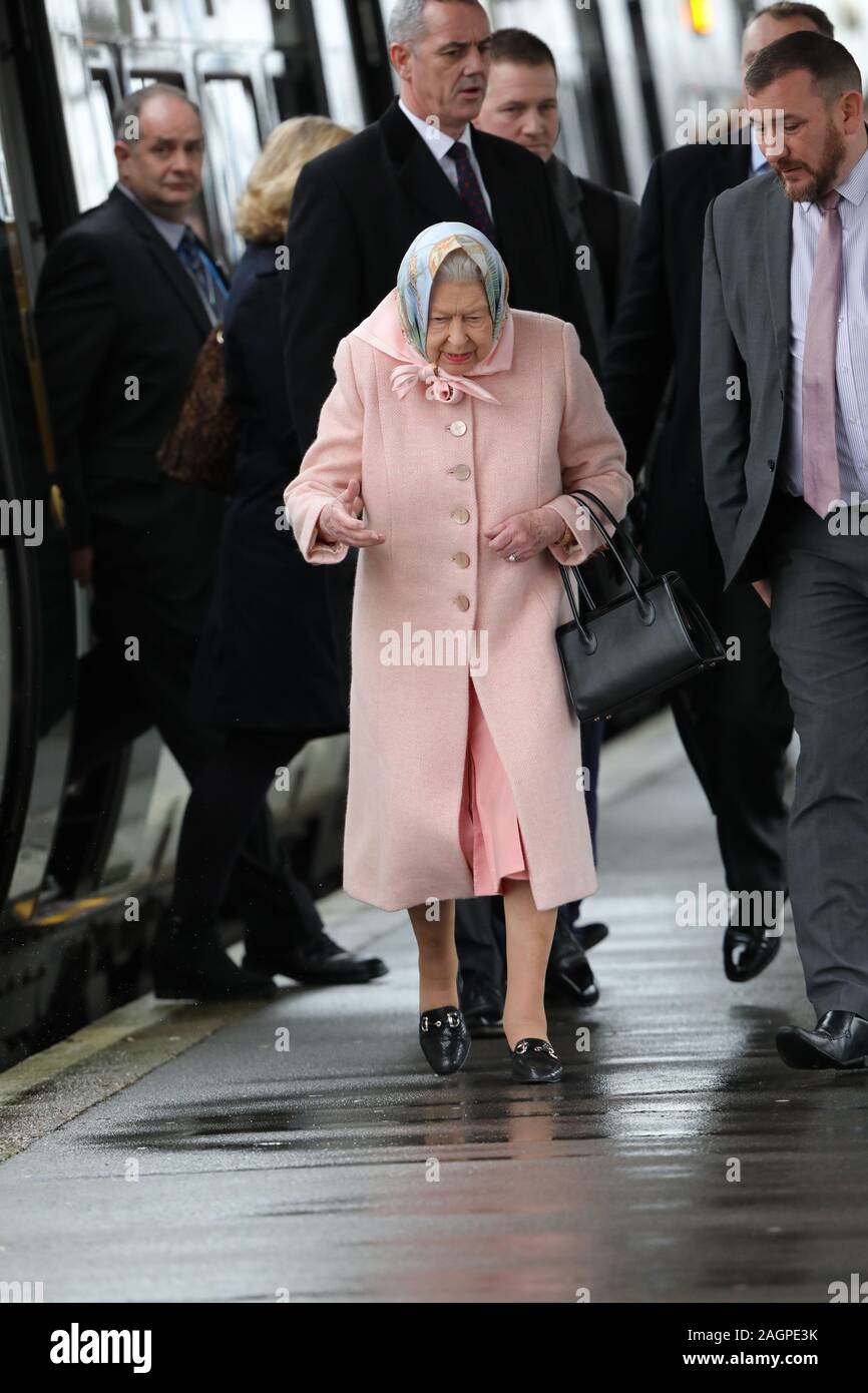Queen elizabeth ii arrives train hi-res stock photography and images ...