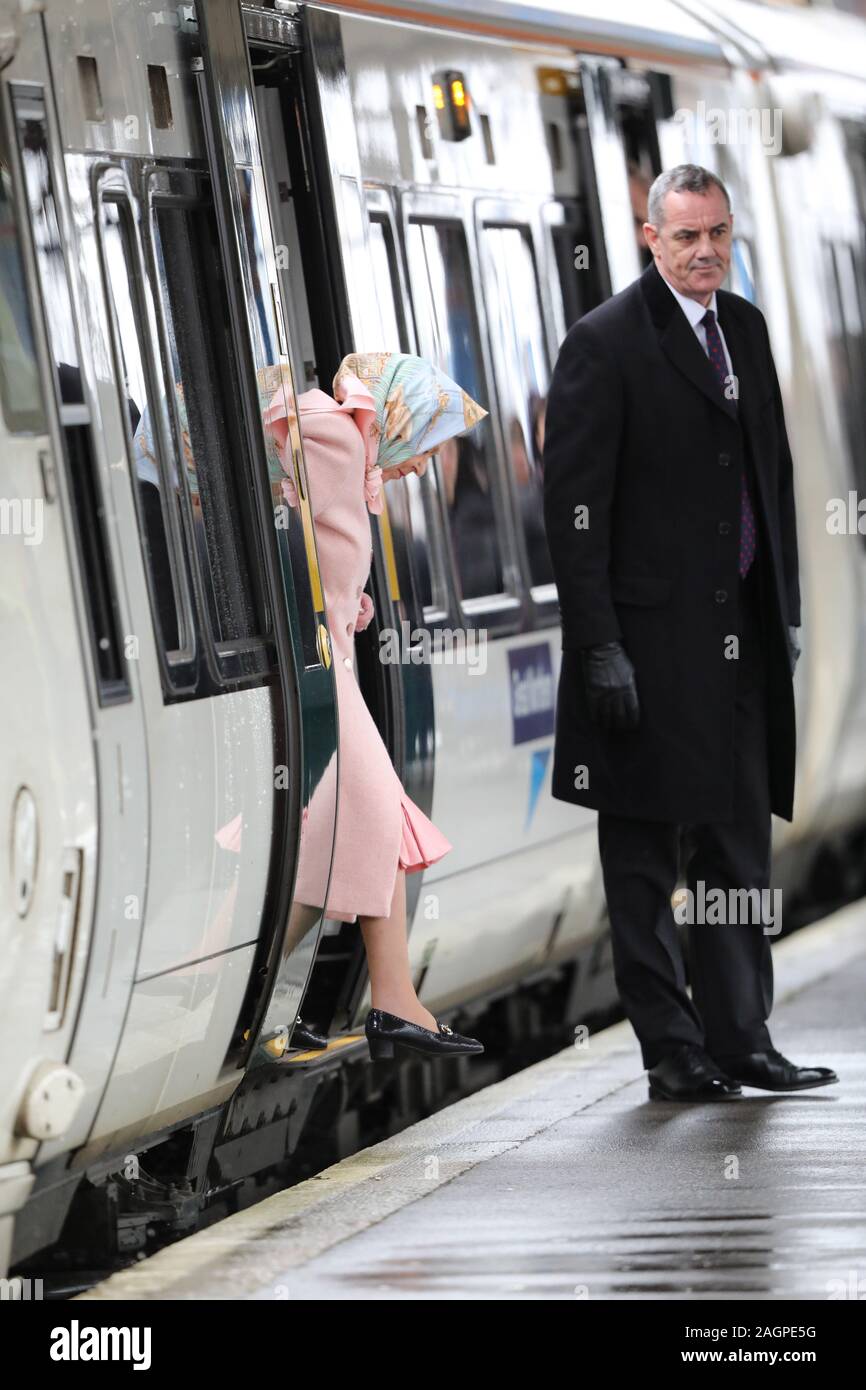 Queen elizabeth ii arrives train hi-res stock photography and images ...
