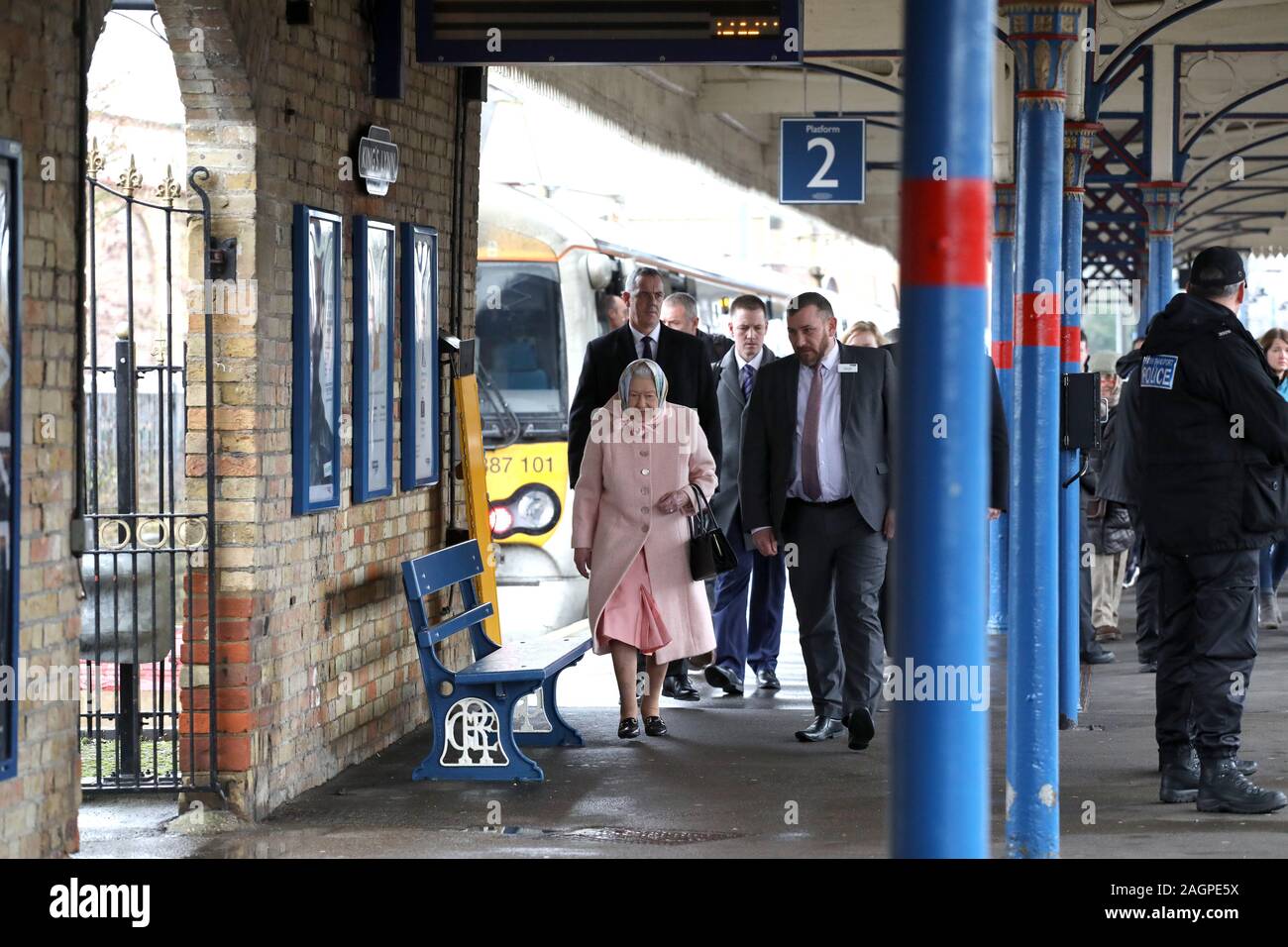 Queen elizabeth ii arrives train hi-res stock photography and images ...