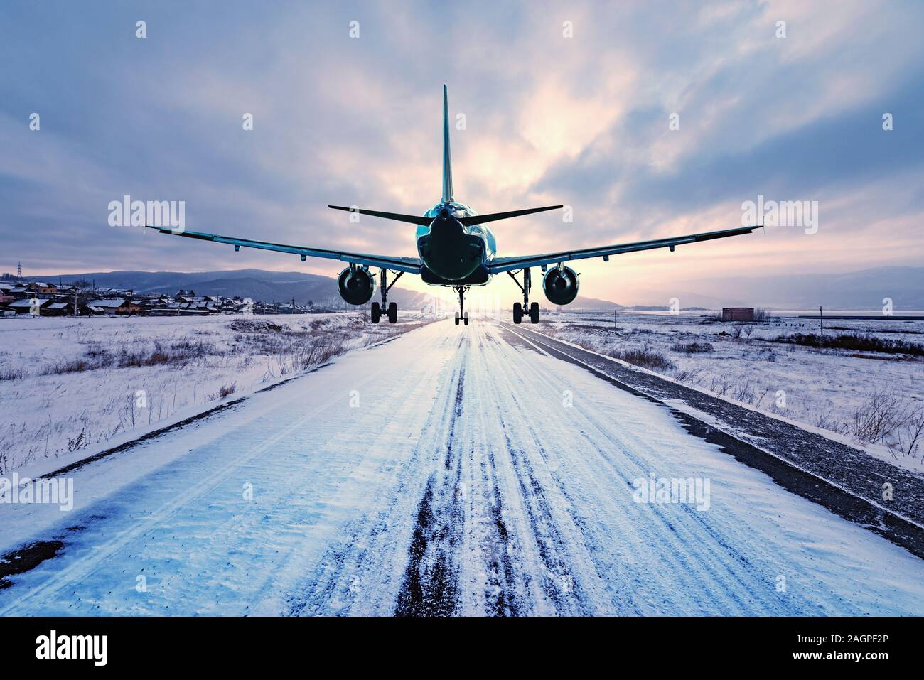 Airplane landing highway hi-res stock photography and images - Alamy