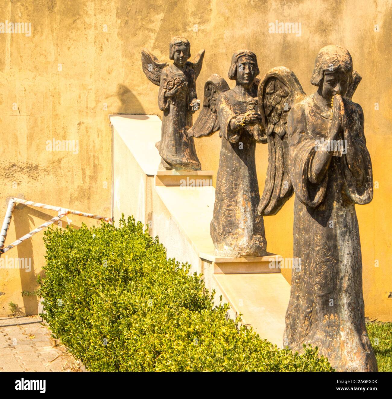 Angels that stand in a graveyard, in Sicily, Italy Stock Photo - Alamy