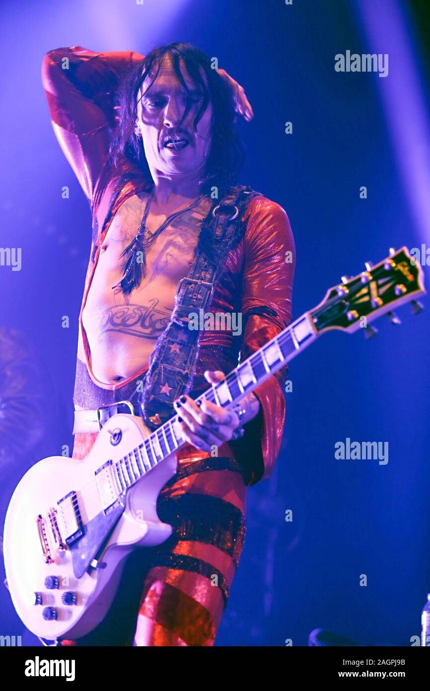 Justin hawkins singer guitarist darkness hi-res stock photography and ...