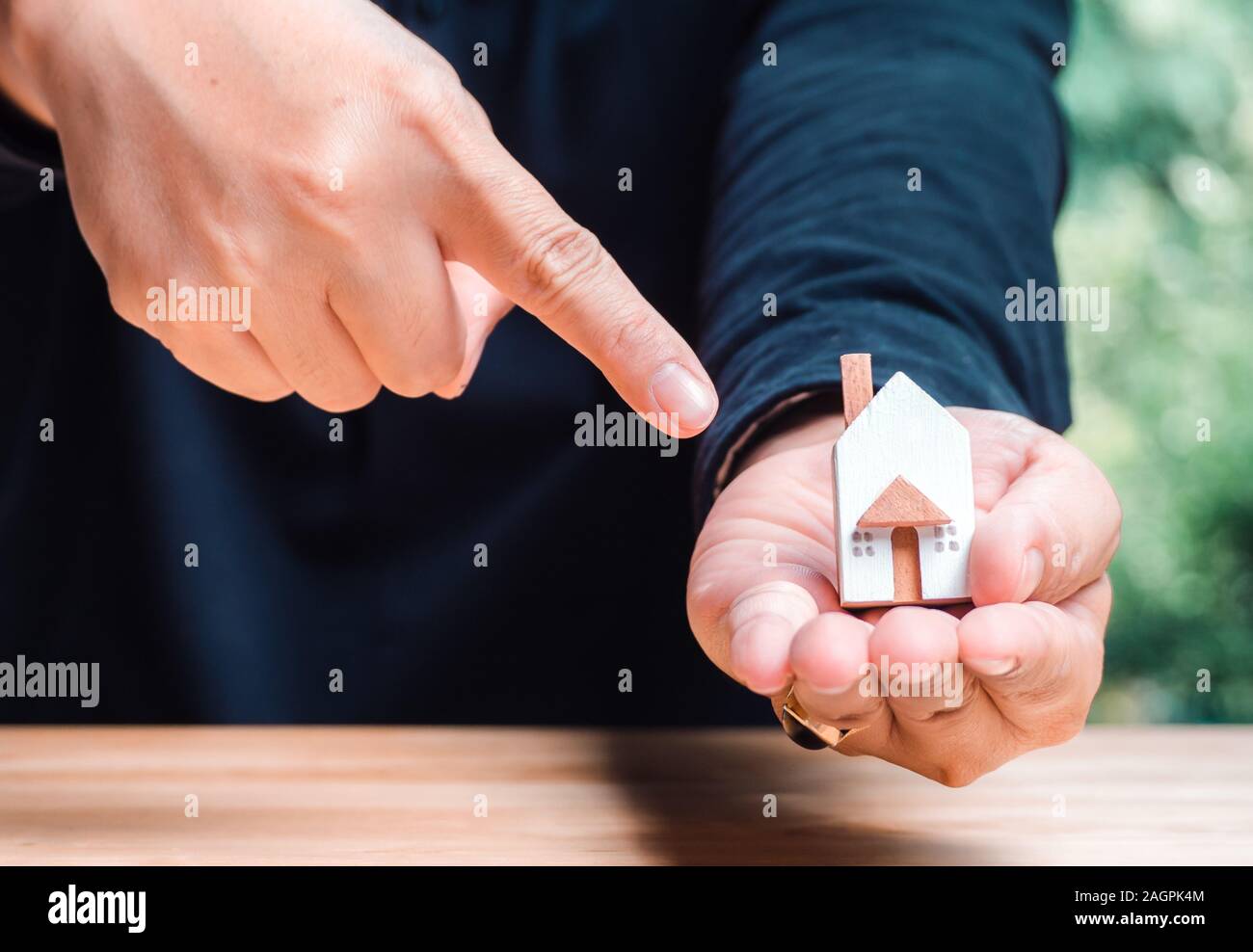 Hand pointing dollar bill hi-res stock photography and images - Alamy