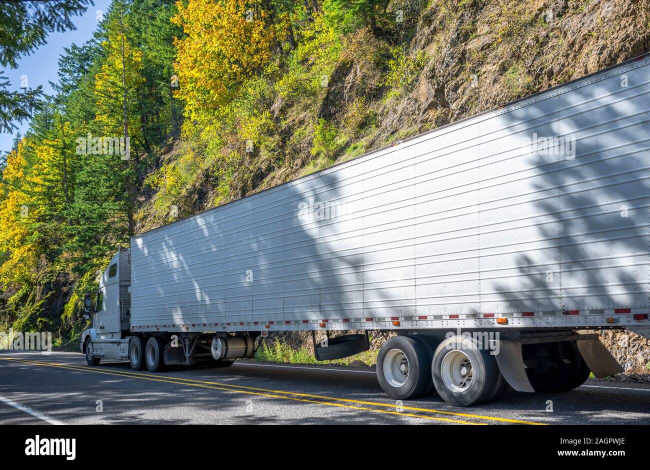 Truck driving up hill hi-res stock photography and images - Alamy