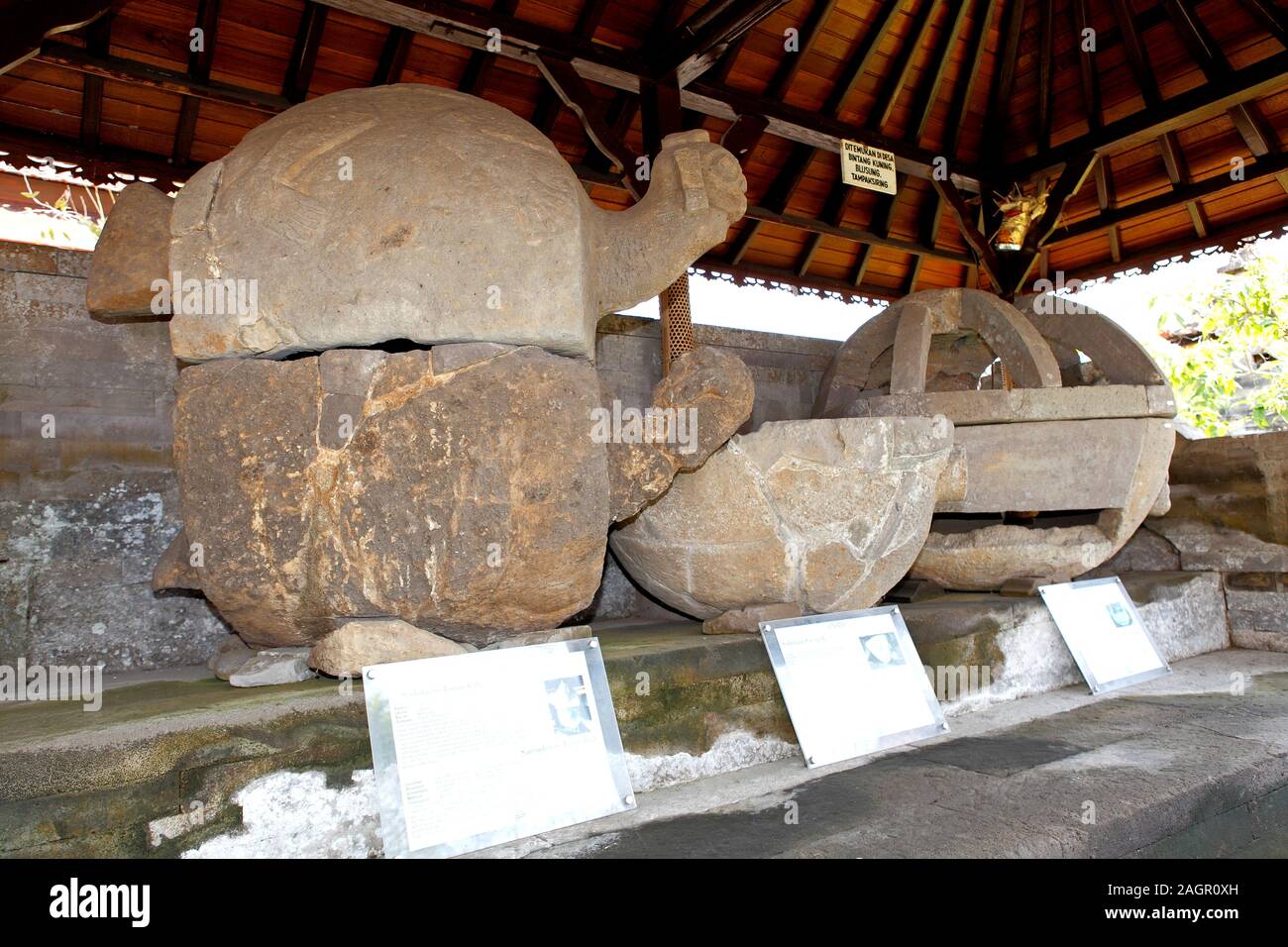 Ancient Stone Sarcophagus, Archaelogical Museum, Gedung Arca, Pejeng ...