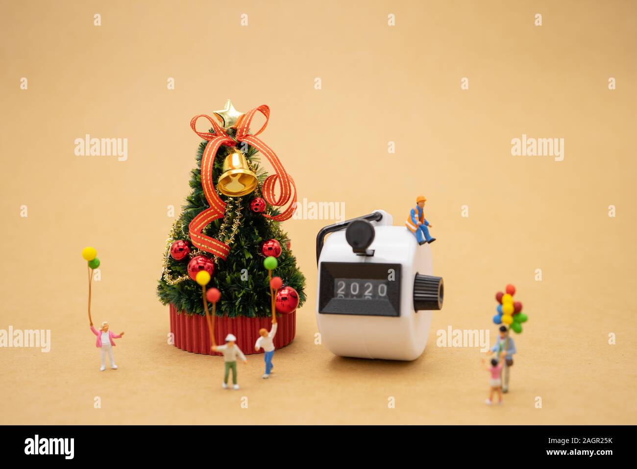 Happy Family Miniature people standing on Christmas tree Celebrate ...