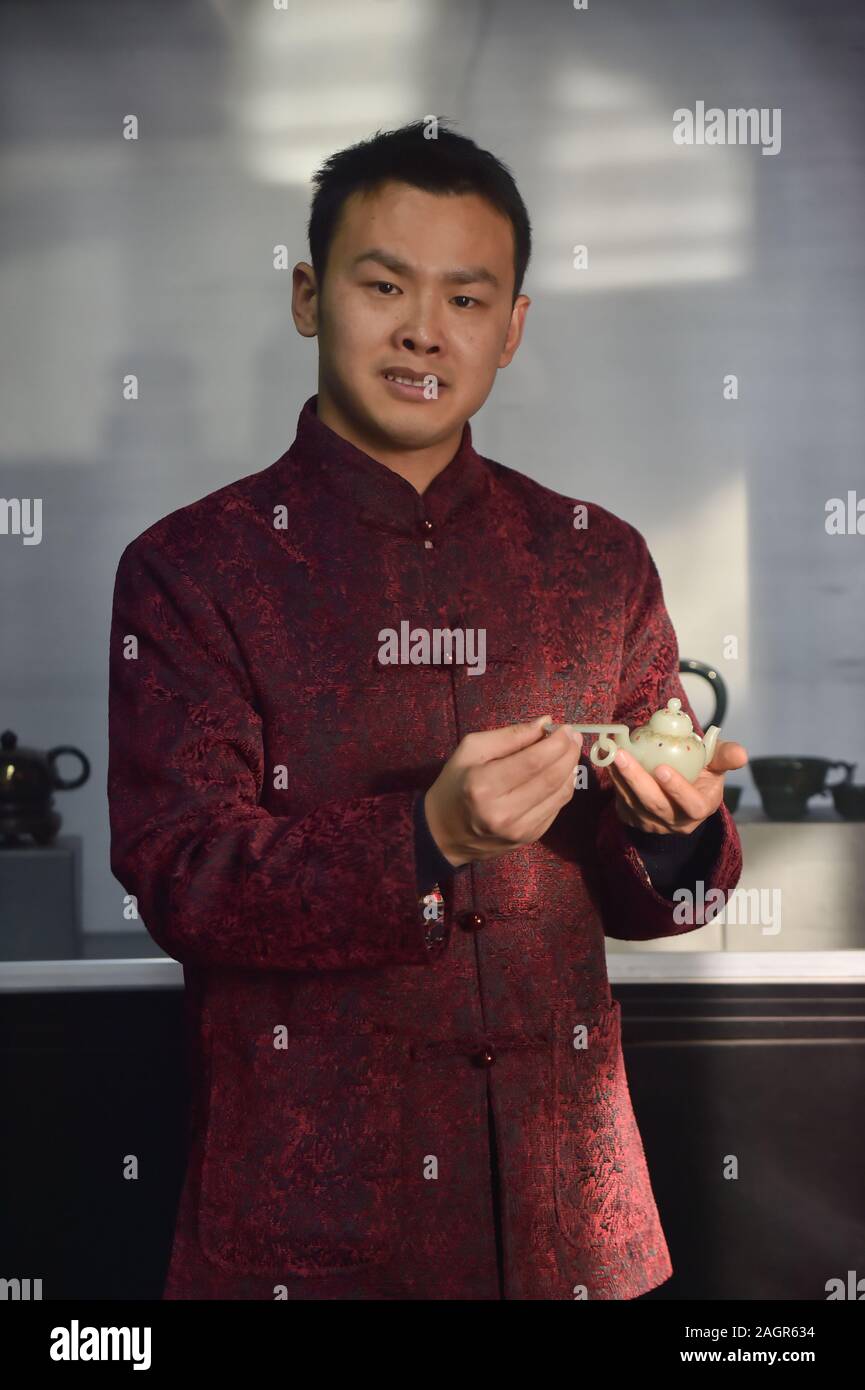 (191221) -- BEIJING, Dec. 21, 2019 (Xinhua) -- Guo Weijun displays his ...