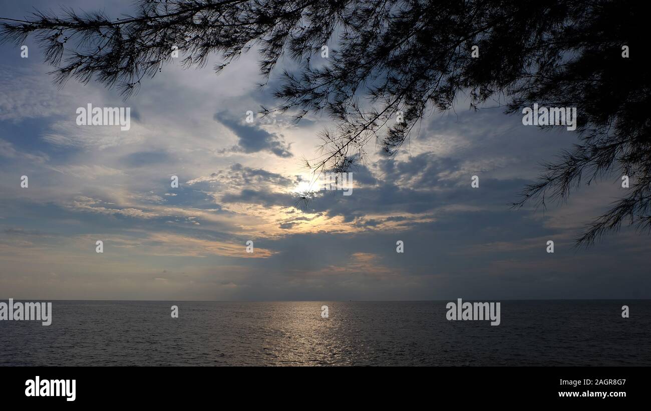 Setting sun hidden by tree hi-res stock photography and images - Alamy