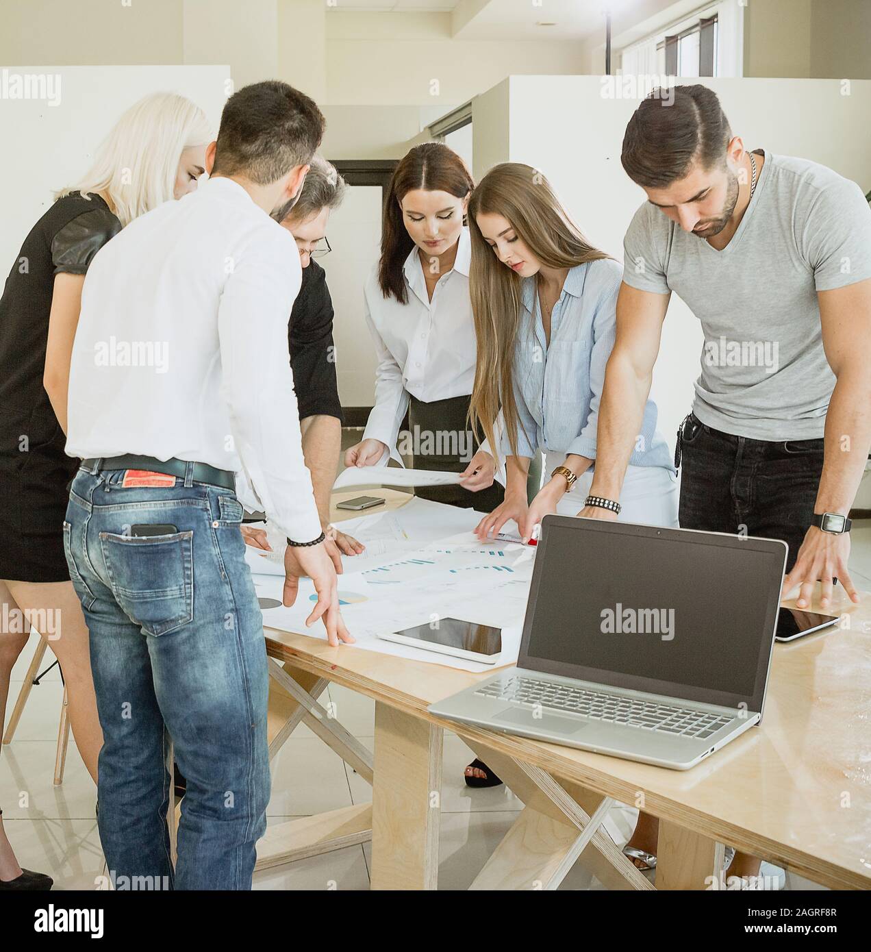 Urgent meeting in the office Team of young people clean up the ...
