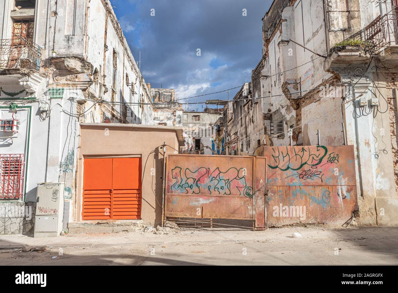 Havana cuba derelict building hi-res stock photography and images - Alamy