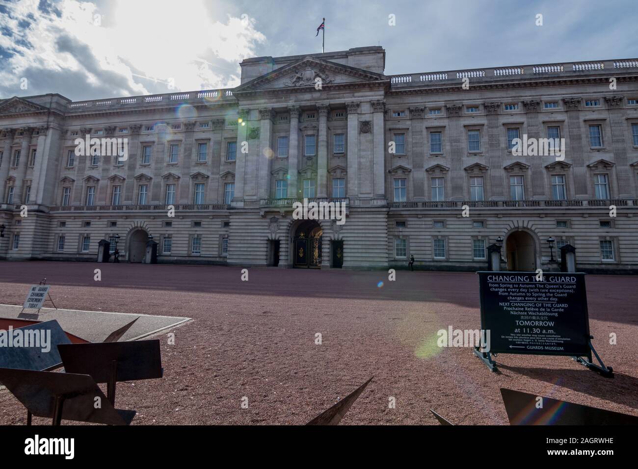 Royal clock buckingham palace hi-res stock photography and images - Alamy