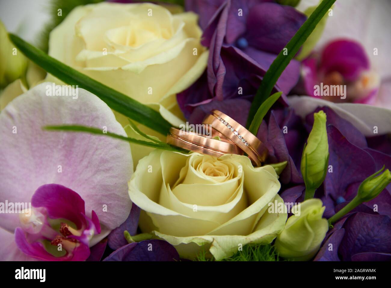 wedding bouquet with roses and rings Stock Photo - Alamy