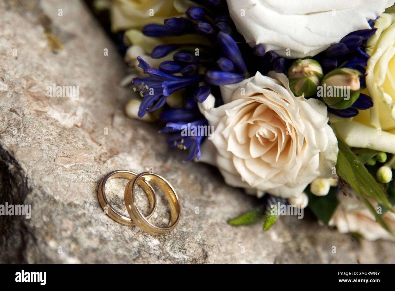 wedding bouquet with roses and rings Stock Photo - Alamy