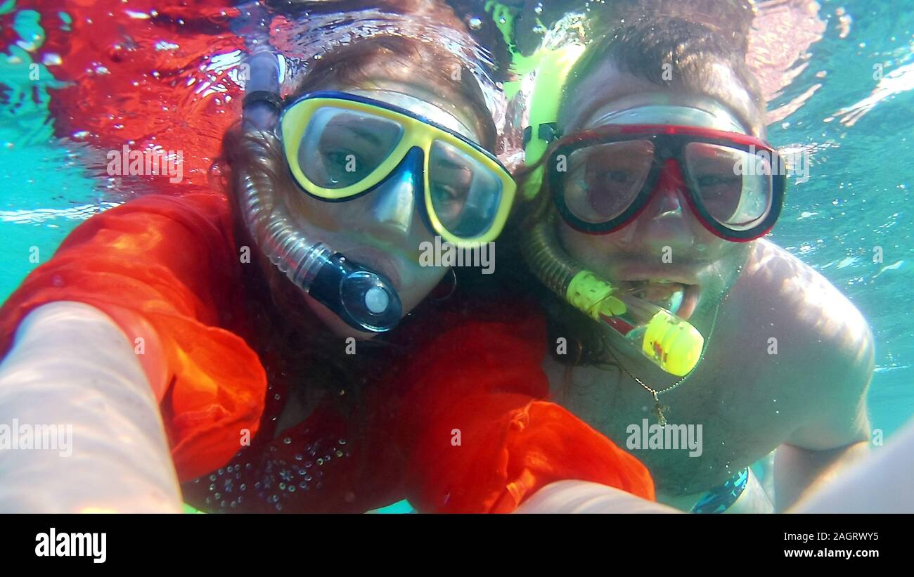 Friends swimming underwater together hi-res stock photography and ...
