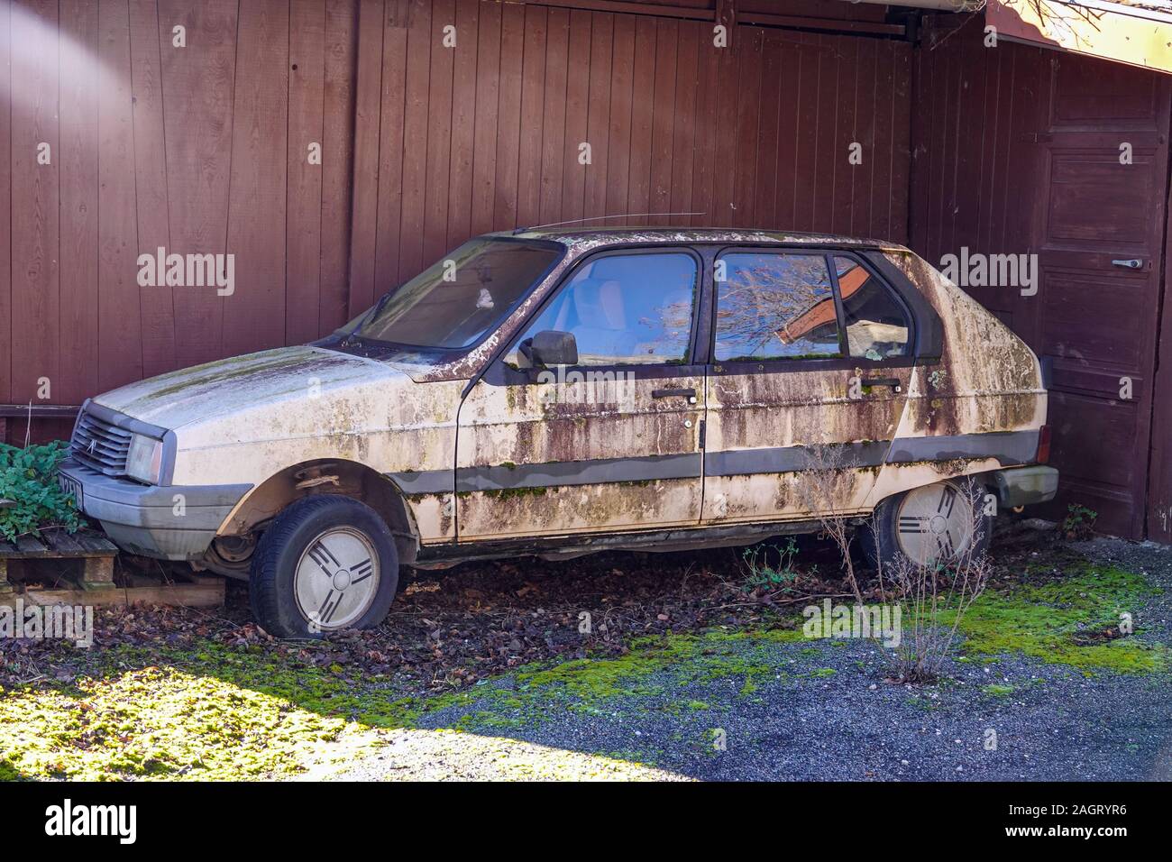 Abandoned junk hi-res stock photography and images - Alamy