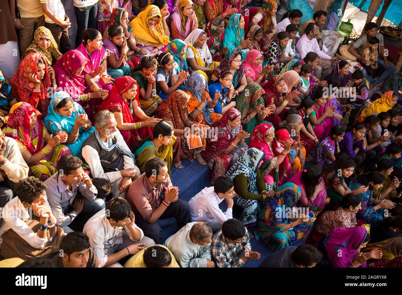 Crowd clapping hi-res stock photography and images - Alamy