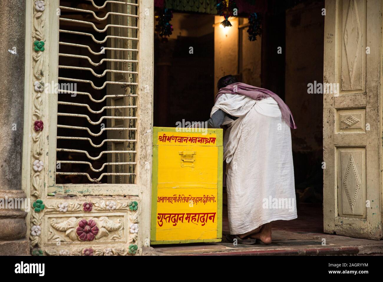 Widow in white entering an ashram. Vrindavan, India Stock Photo - Alamy
