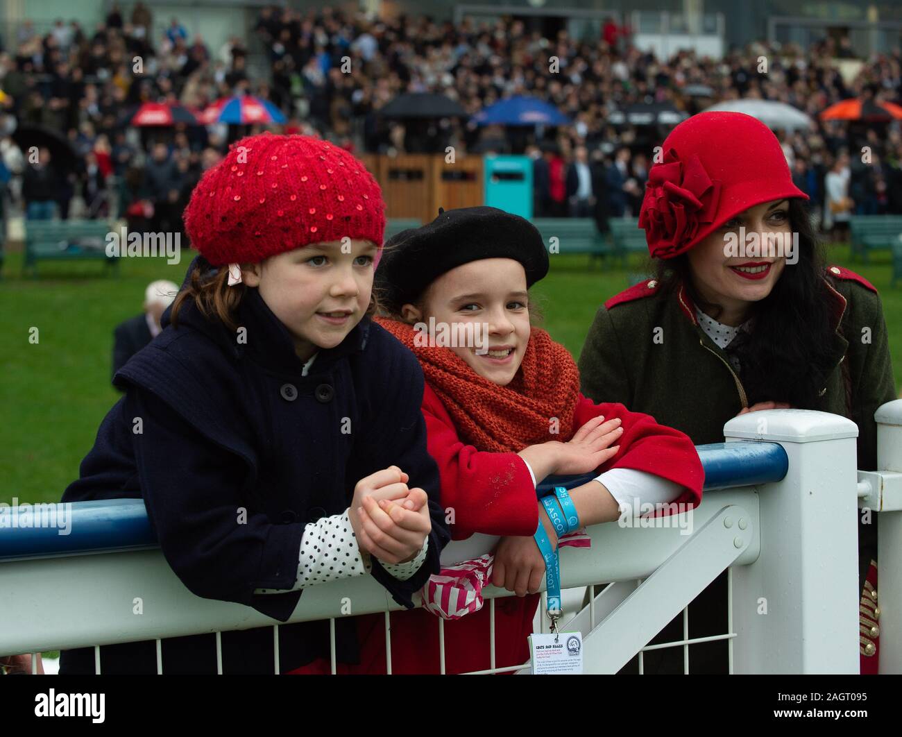 Christmas family raceday ascot racecourse hi-res stock photography and ...