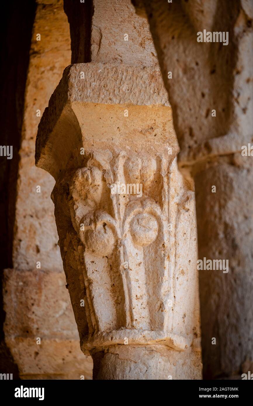 capitel romanico en la galería porticada, iglesia de santa Cristina ...