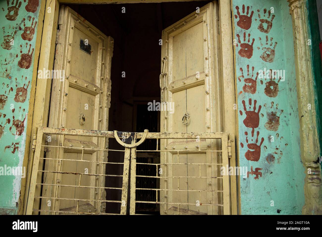 Widow ashram entrance. Vrindavan, India Stock Photo - Alamy