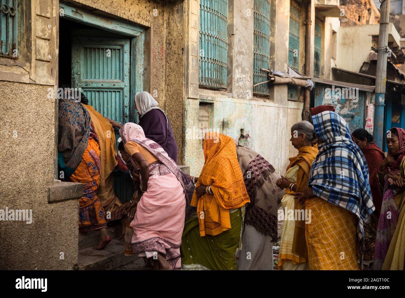 People entering a widow ashram. Vrindavan, India Stock Photo - Alamy