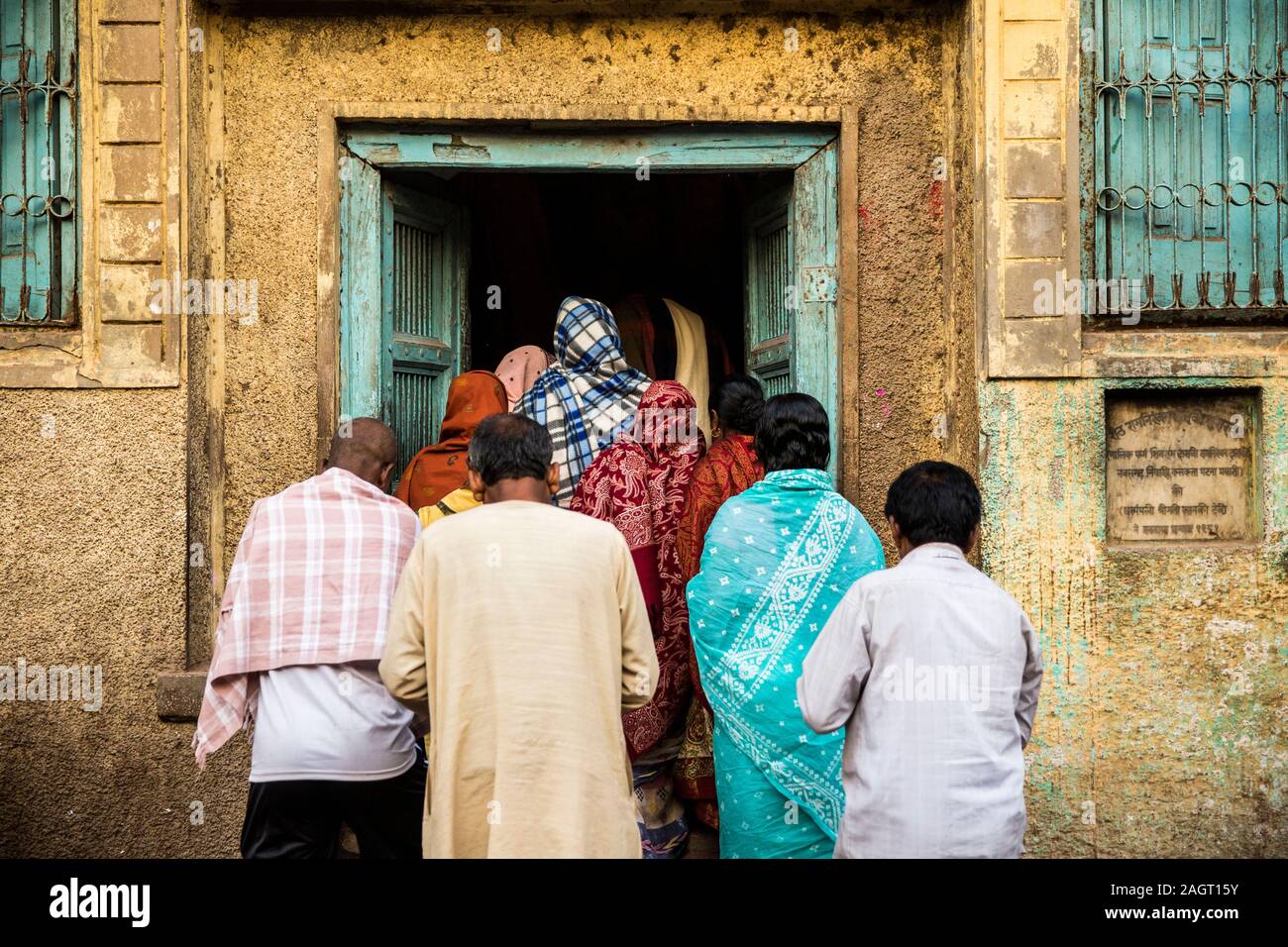 People entering a widow ashram. Vrindavan, India Stock Photo - Alamy