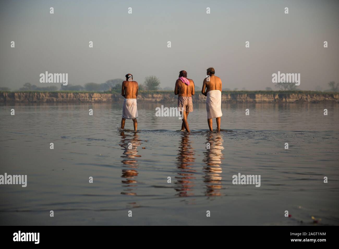 Men bathing hi-res stock photography and images - Alamy