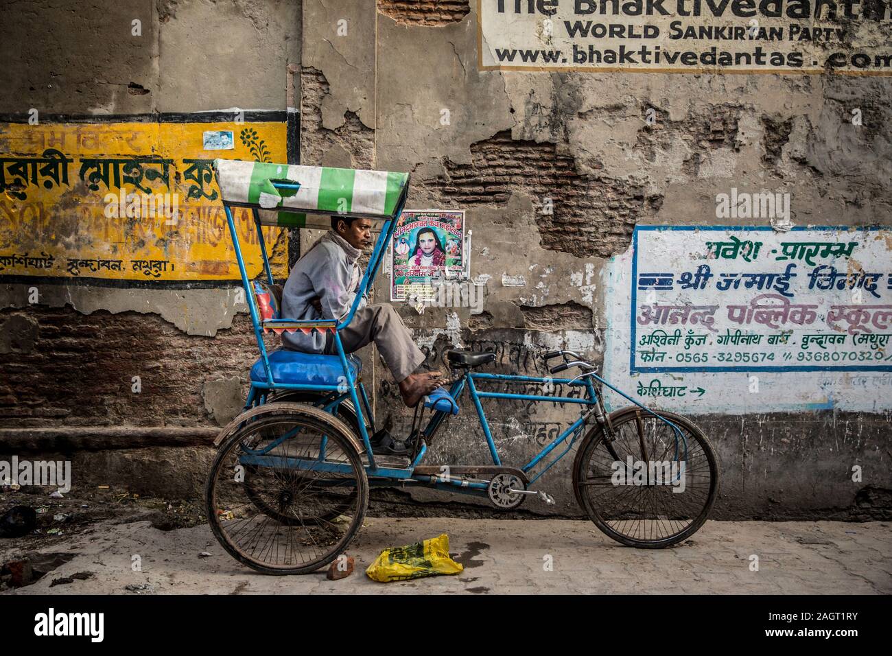 Indian rickshaw driver sitting in rickshaw hi-res stock photography and ...