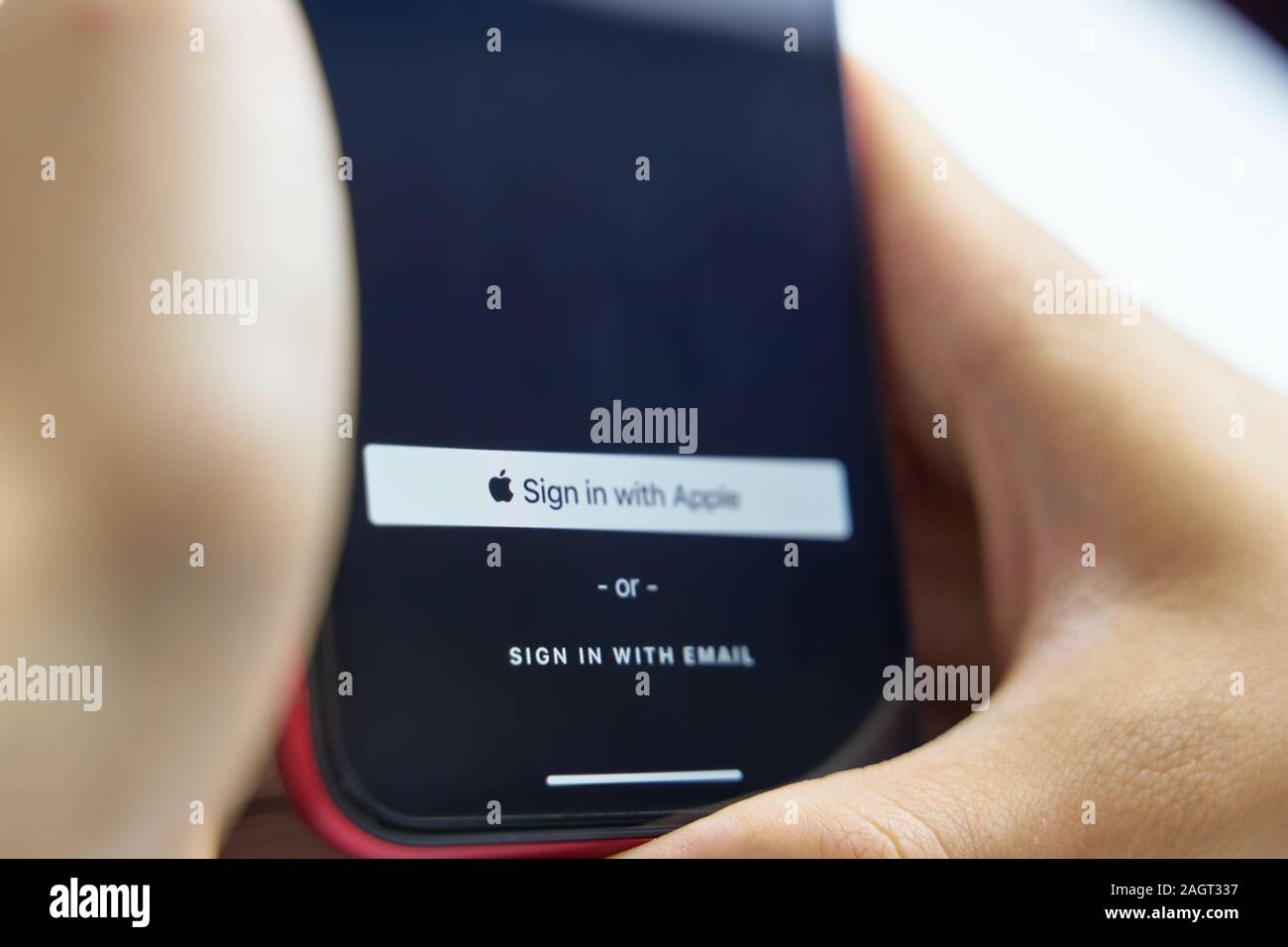 Apple id computer login screen hi-res stock photography and images - Alamy