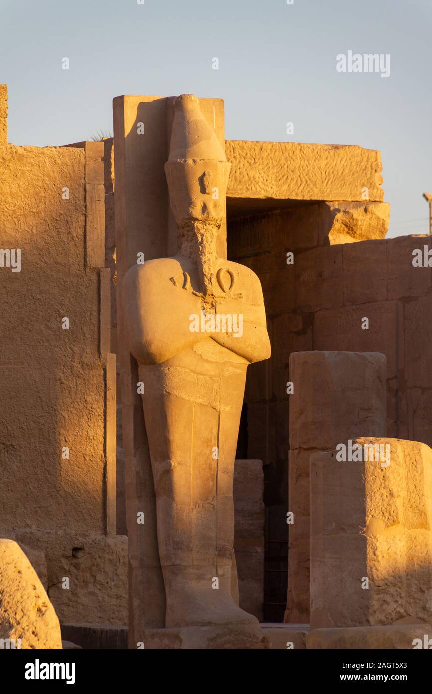 Pharaoh statue in the sun at Karnak temple in Luxor Stock Photo - Alamy