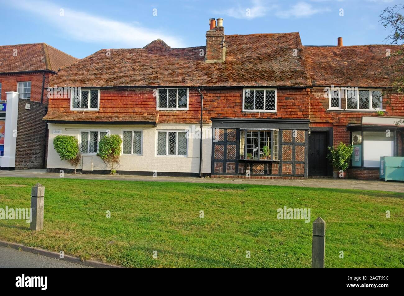 Surrey cottage hi-res stock photography and images - Alamy