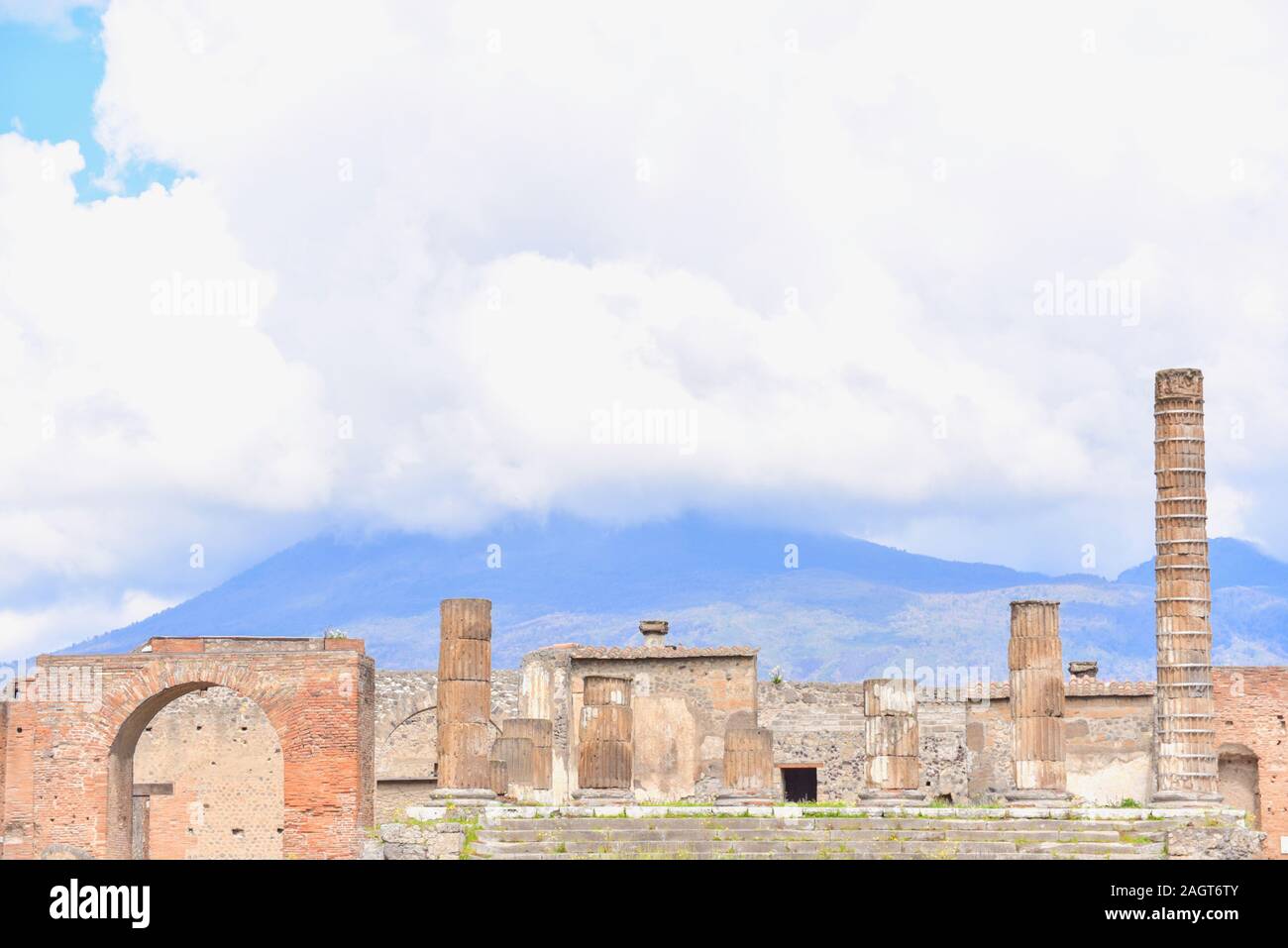 Mount vesuvius pompeii ruins statue hi-res stock photography and images ...