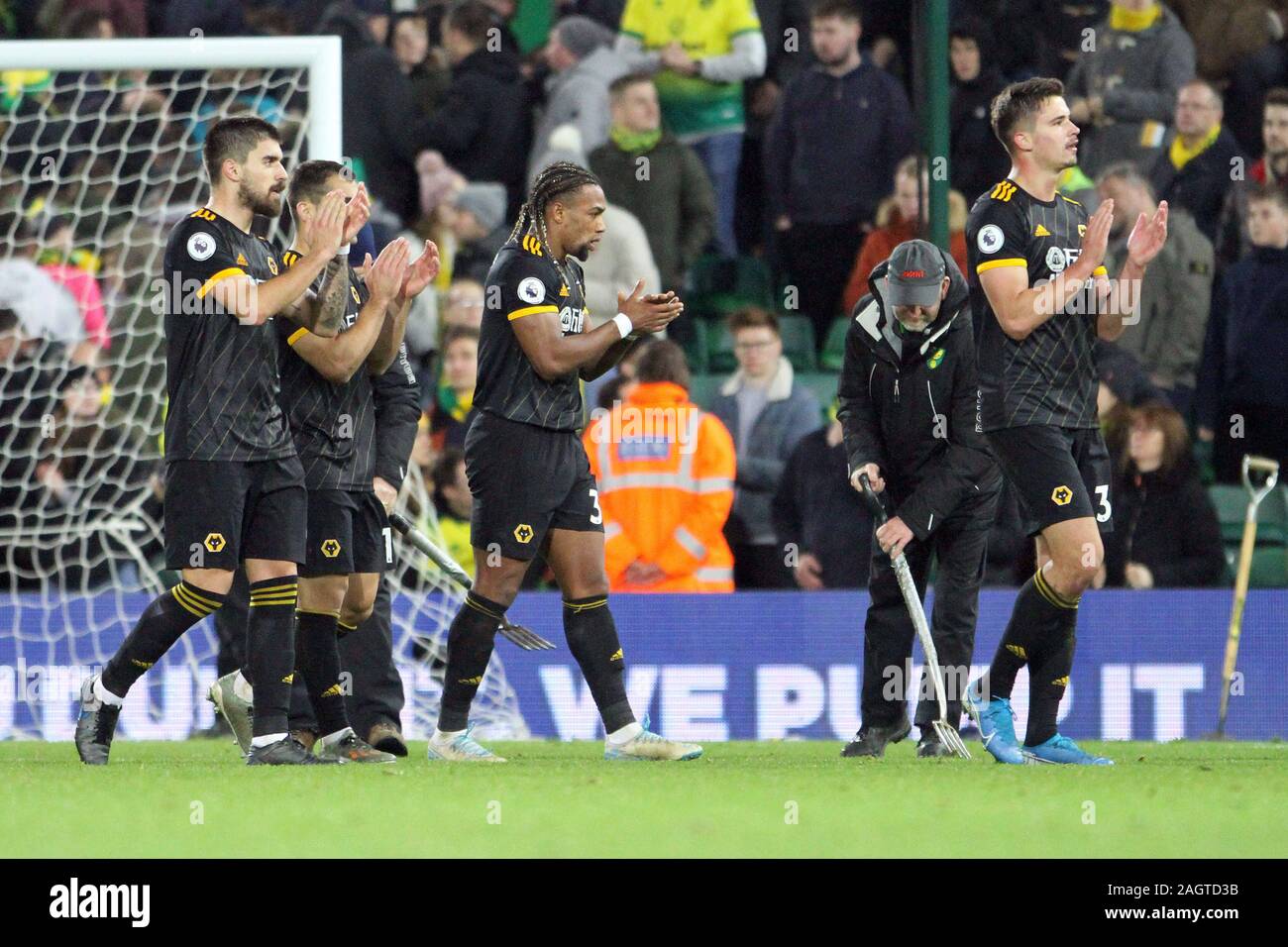 The wolverhampton wanderers players celebrate hi-res stock photography ...