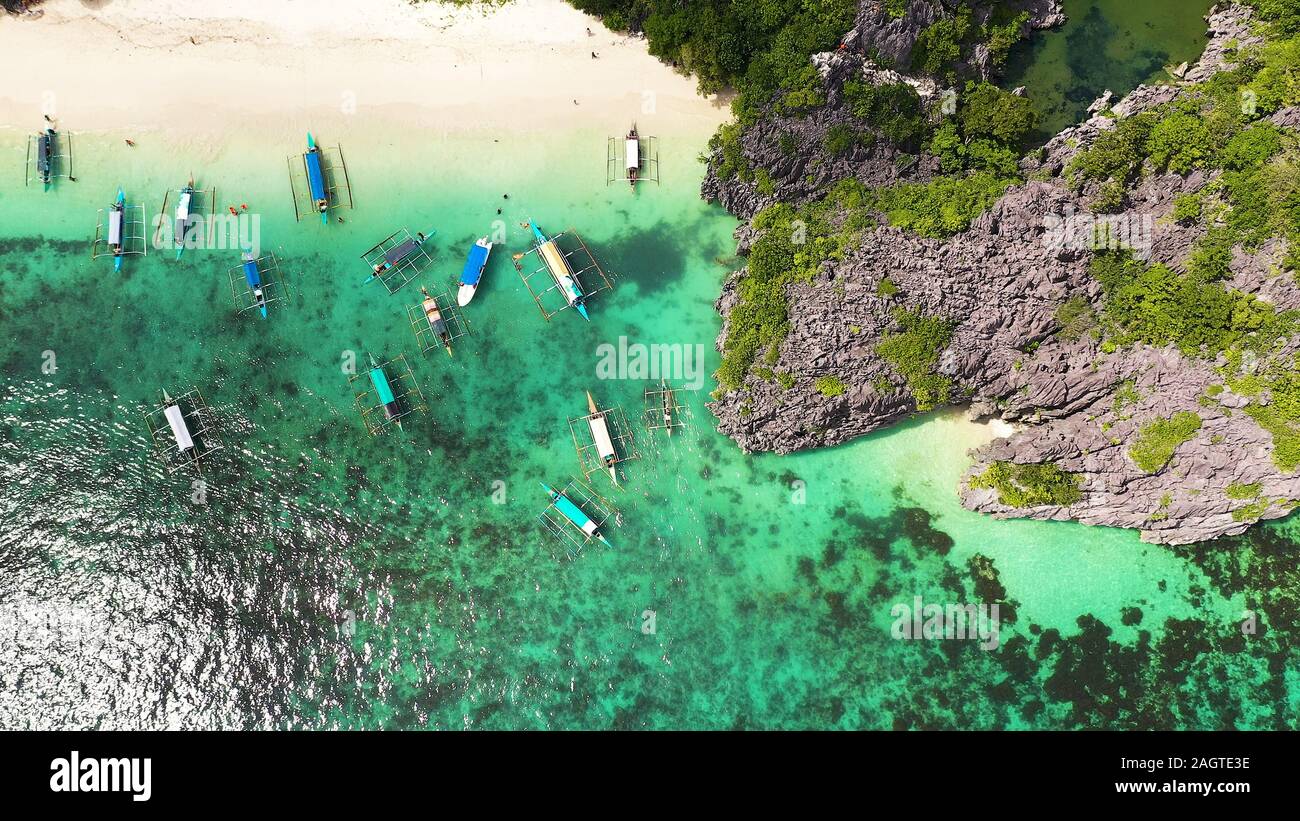 Beautiful tropical beach with tourists and boats, aerial drone. Lahos ...