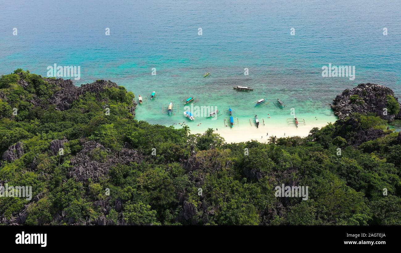 Beautiful tropical beach with tourists and boats, aerial drone. Lahos ...