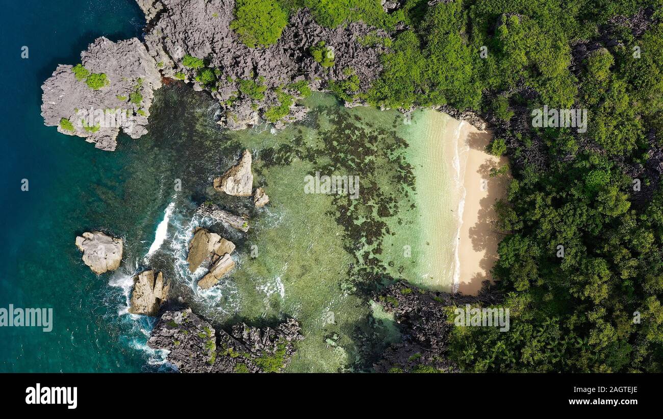 Beautiful tropical beach with tourists and boats, aerial drone. Lahos ...