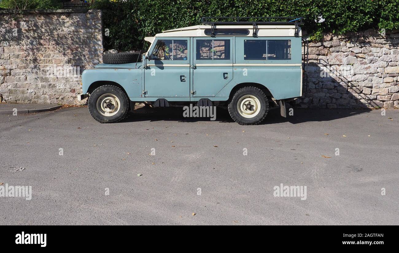 Blue land rover hi-res stock photography and images - Alamy