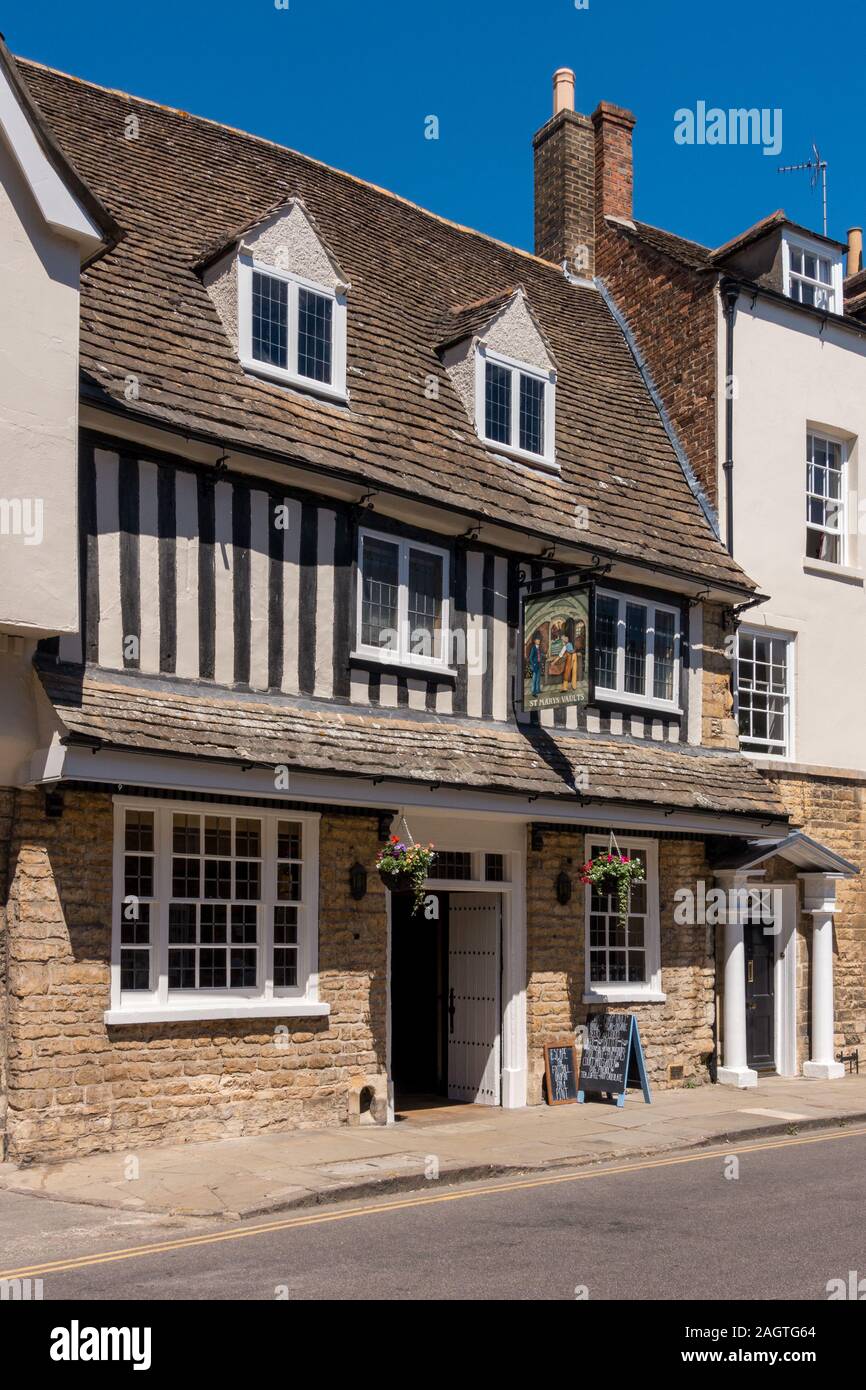 English pub front hi-res stock photography and images - Alamy