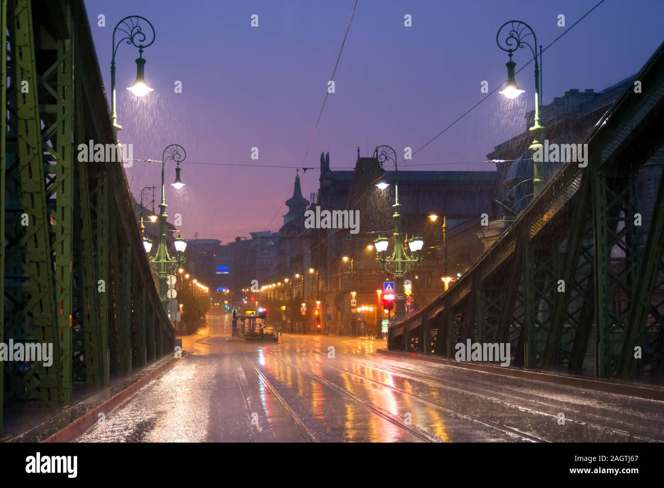 Dark city street night rain hi-res stock photography and images - Alamy