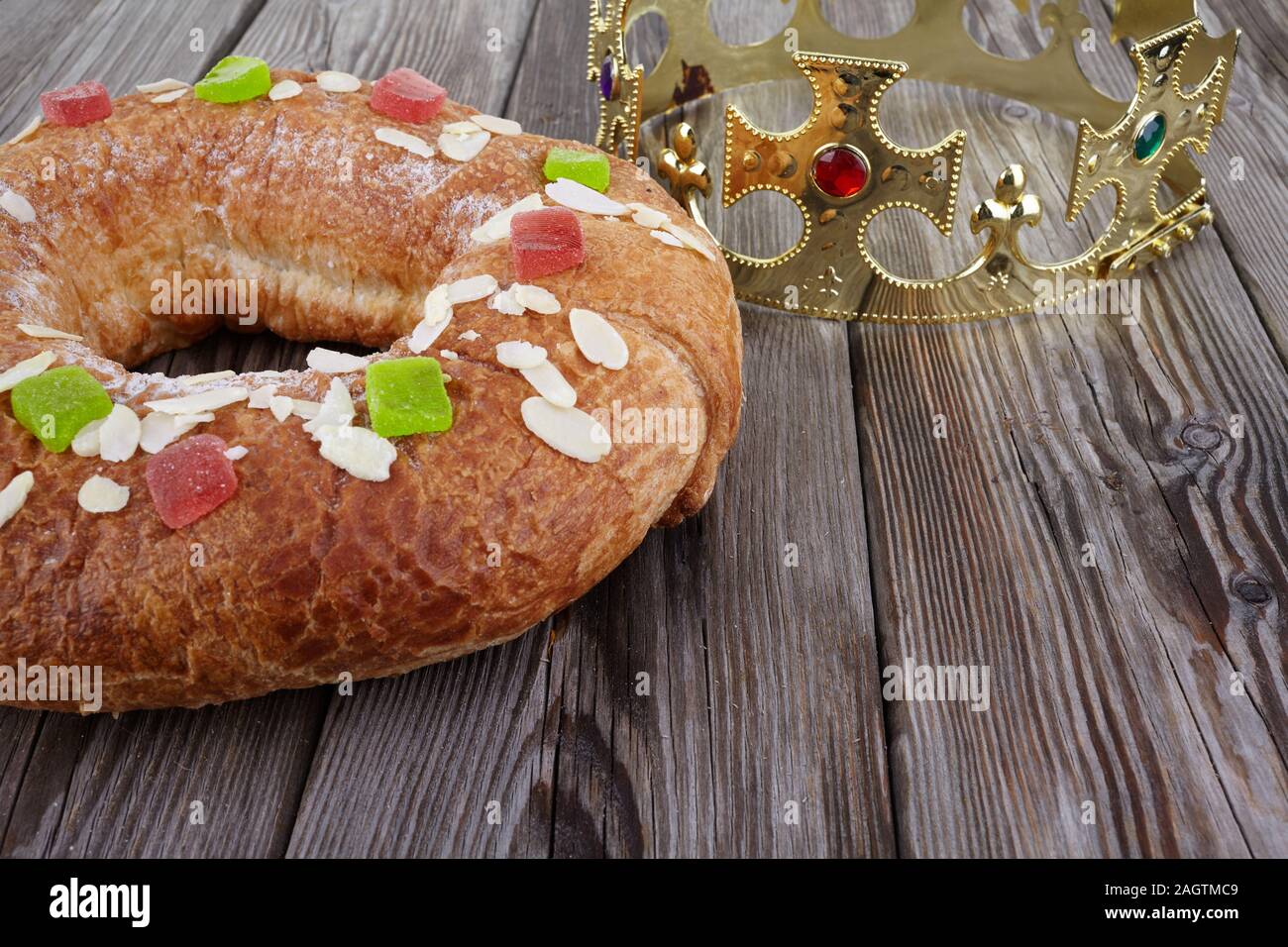 Epiphany cake crown top hi-res stock photography and images - Alamy