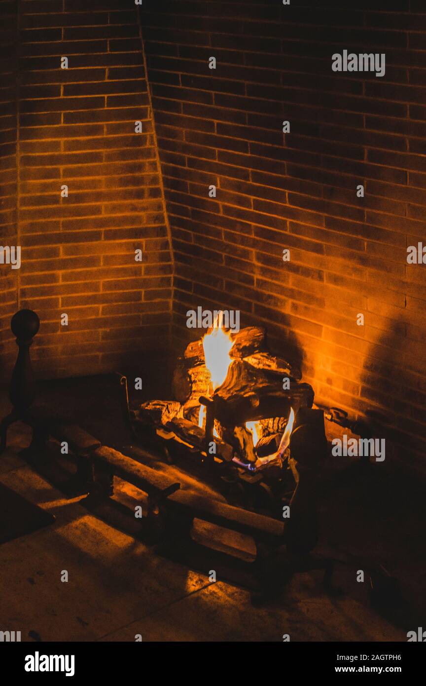 Log fire pub old hi-res stock photography and images - Alamy