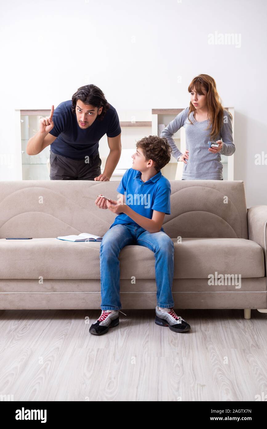 Parents smoking marijuana hi-res stock photography and images - Alamy