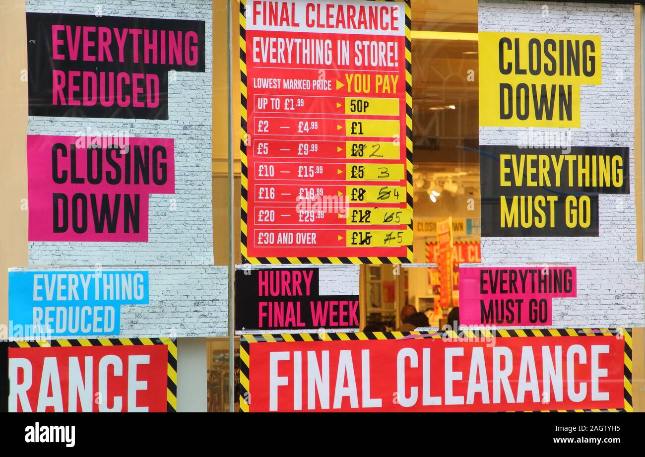 Final closing store sale signs hi-res stock photography and images - Alamy