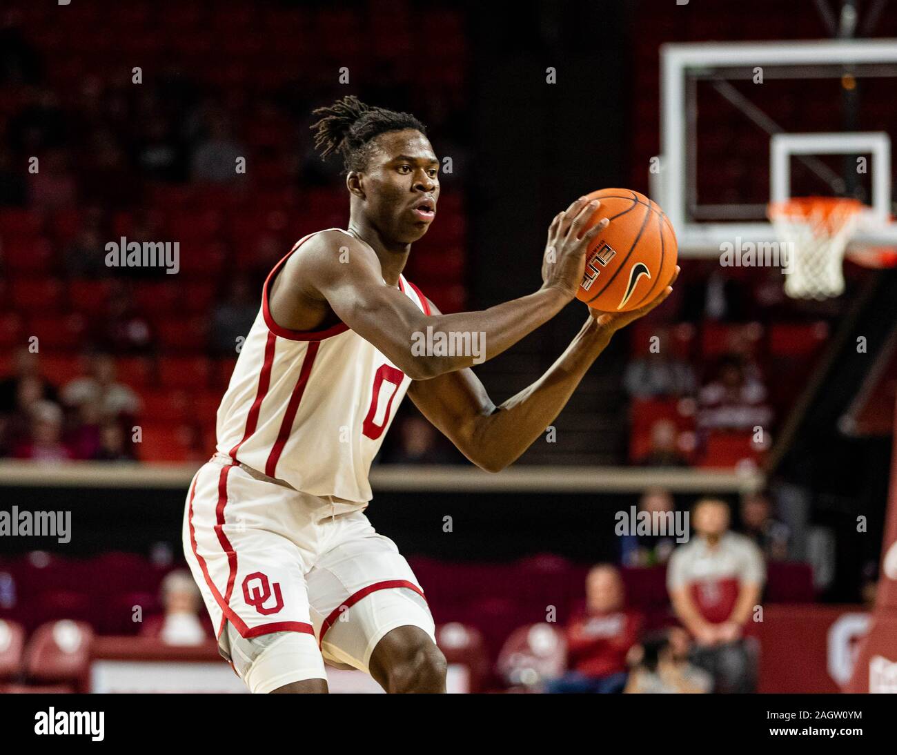 Norman, Oklahoma, USA. 21st Dec, 2019. Oklahoma Sooners forward Victor ...