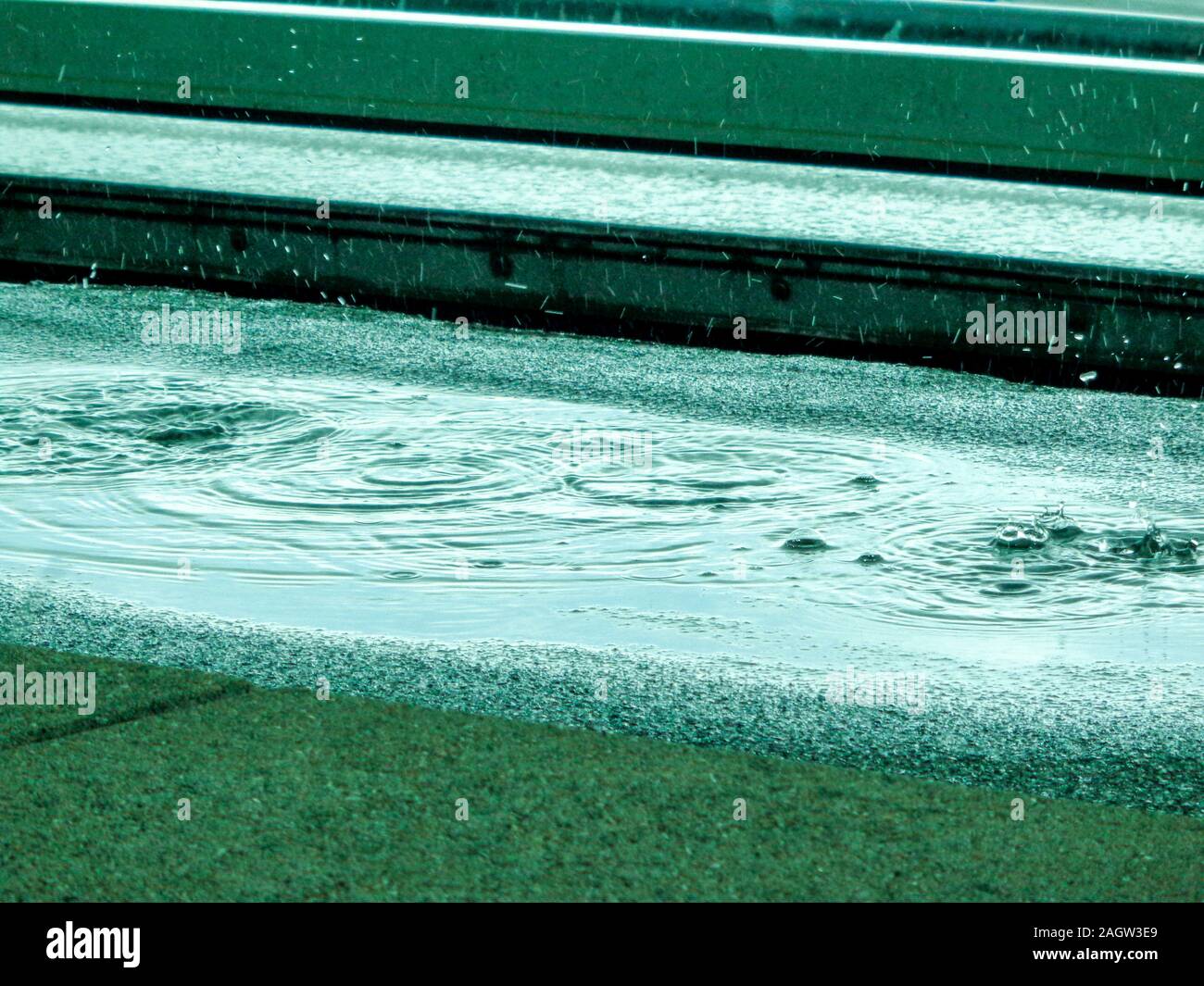 Raindrops falling to the ground during heavy rainfall Stock Photo - Alamy