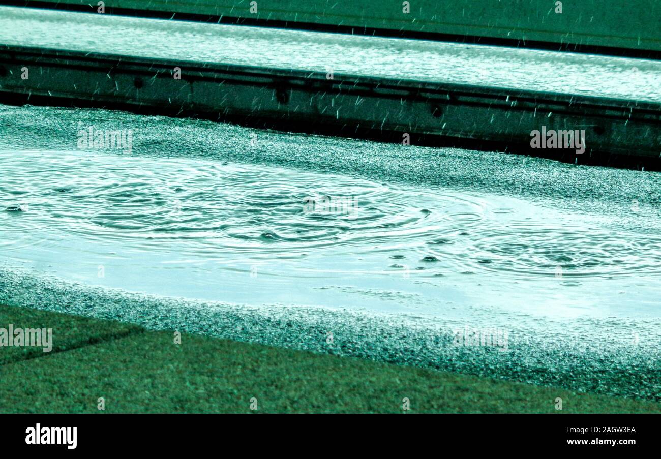 Raindrops falling to the ground during heavy rainfall Stock Photo - Alamy
