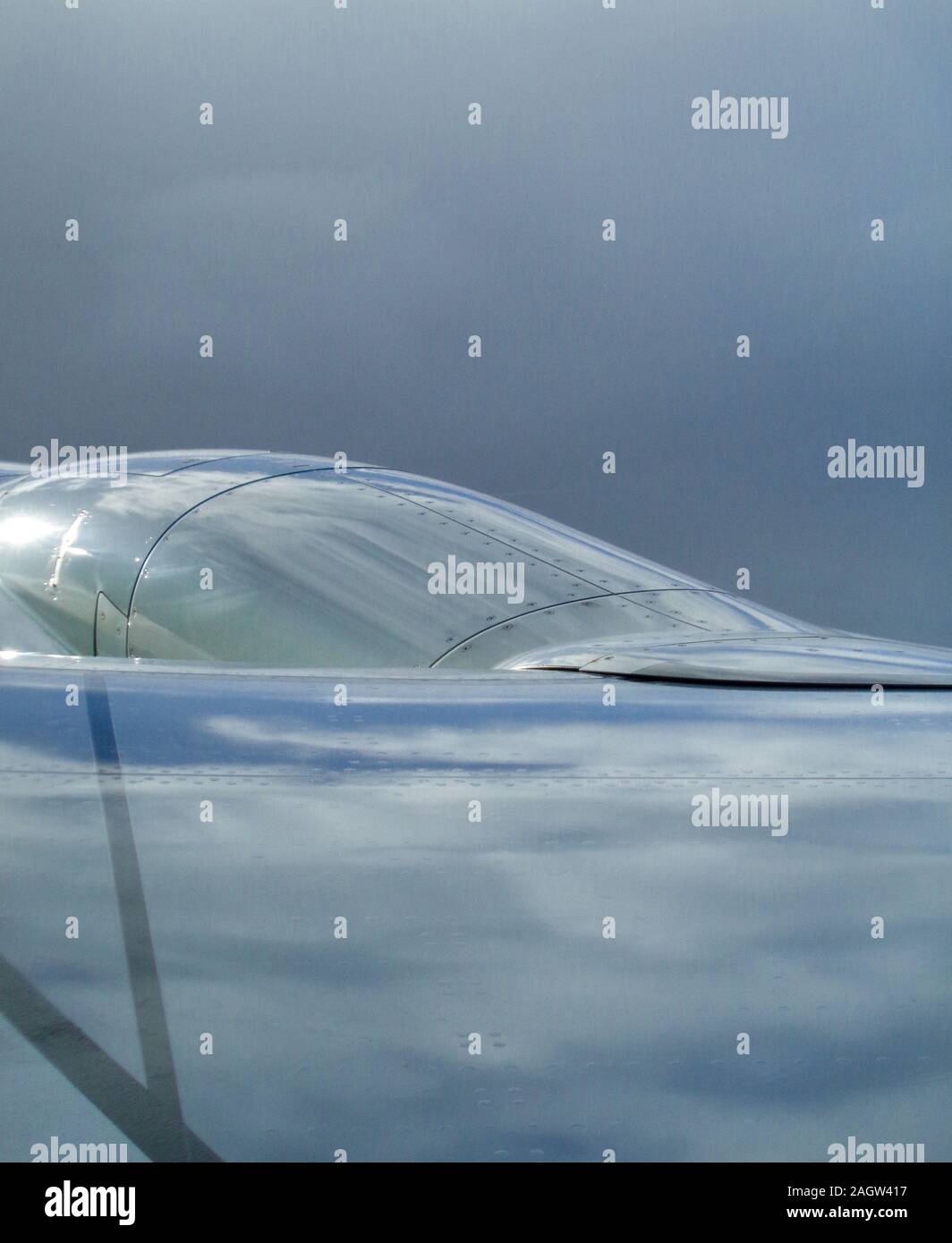 A view across the top of an airline's wing and engine Stock Photo - Alamy