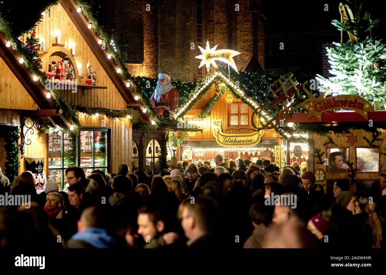 Hanover, Germany. 21st Dec, 2019. Visitors walk through the Christmas ...