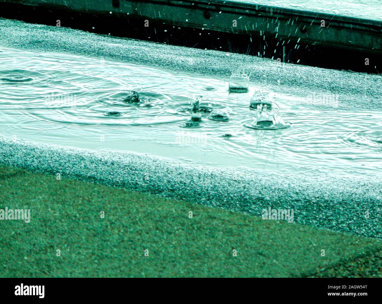 Raindrops falling to the ground during heavy rainfall Stock Photo - Alamy